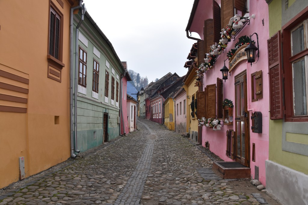 Sighisoara – Cetate Medievala + case colorate – Explorand Romania
