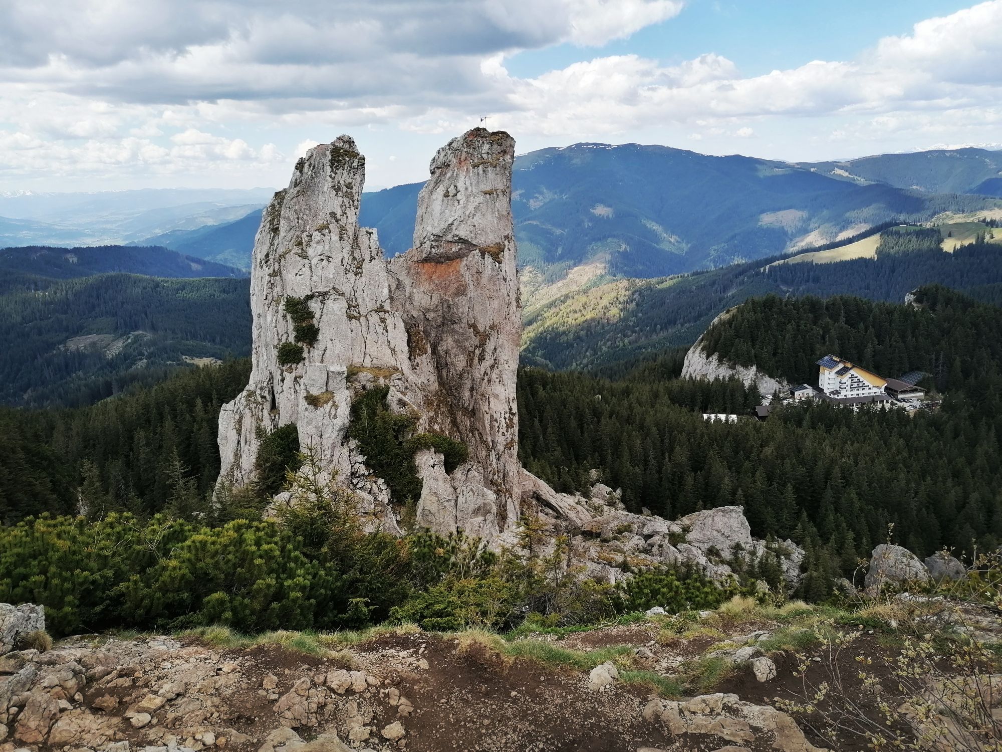 O drumetie spectaculoasa – Pietrele Doamnei din Muntii Rarau ...