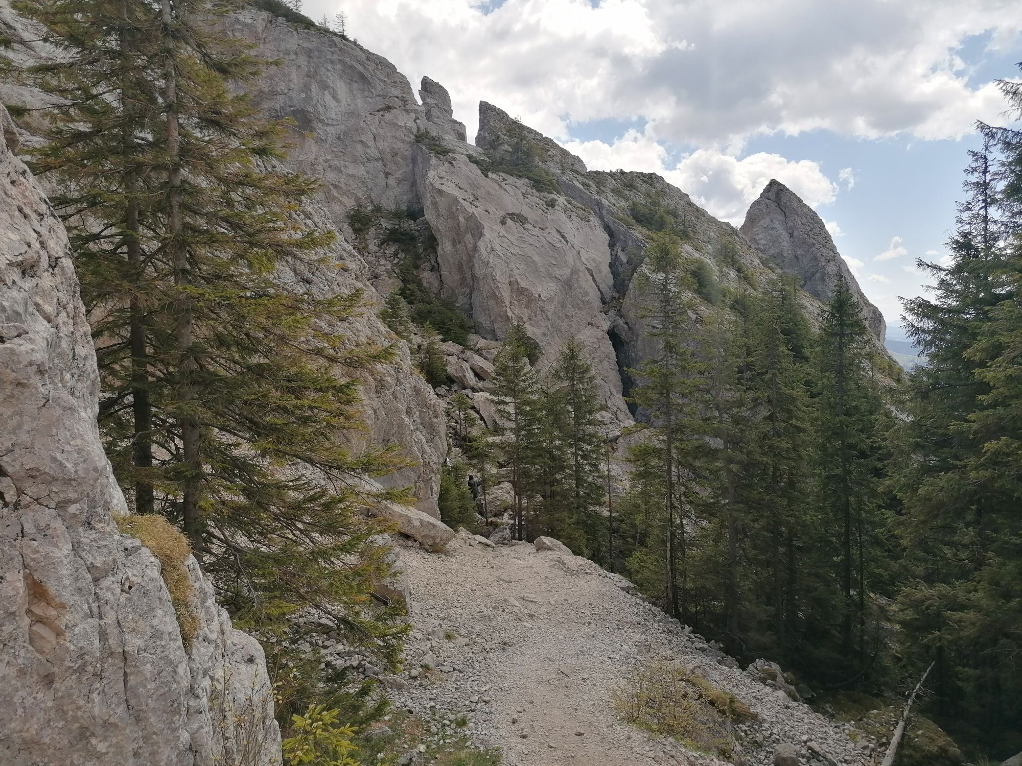 O drumetie spectaculoasa – Pietrele Doamnei din Muntii Rarau ...