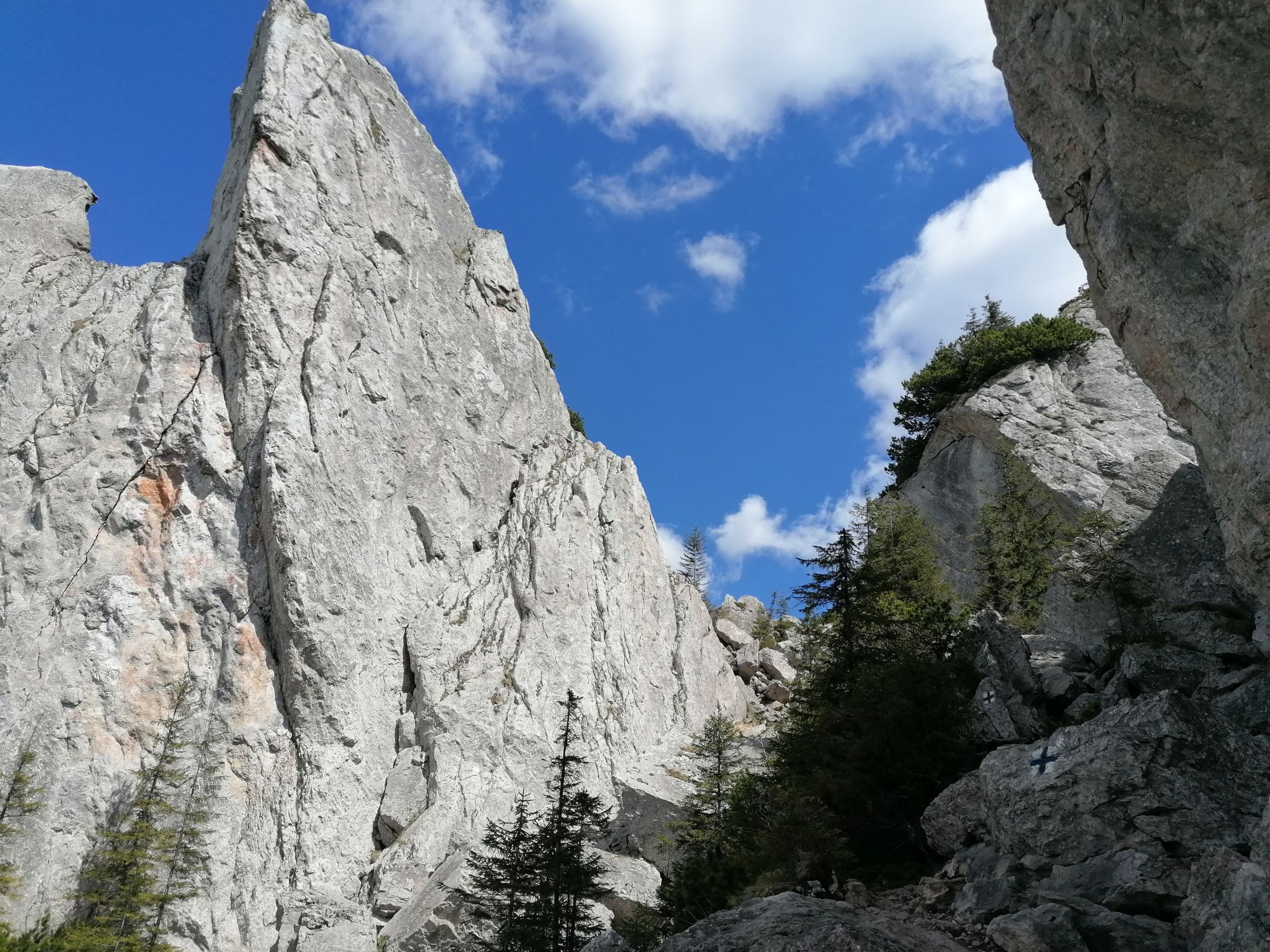 O drumetie spectaculoasa – Pietrele Doamnei din Muntii Rarau ...