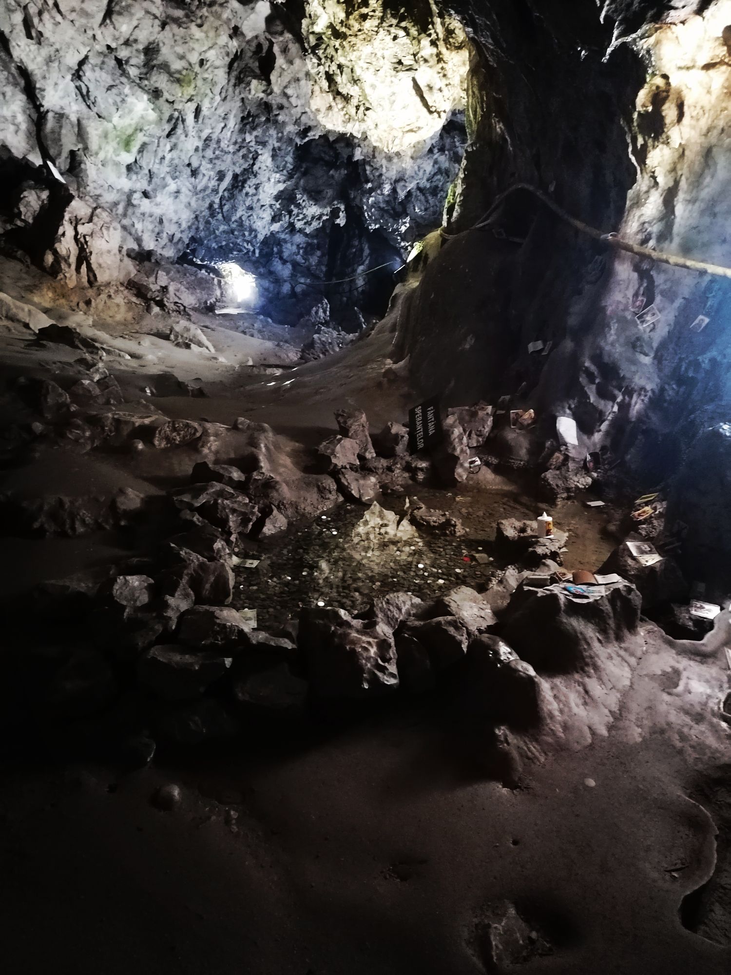 O zi in Gorj: Pestera Polovragi, Casuta Rasturnata si Pestera Muierii ...